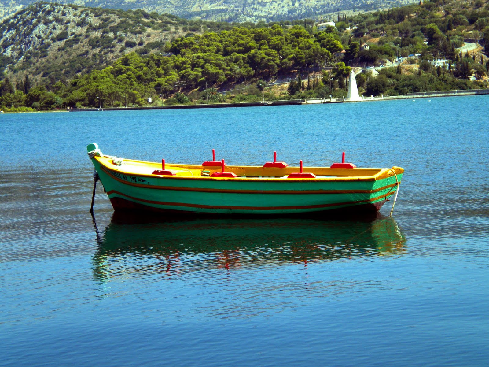 Μια βάρκα βγαλμένη από ποίημα... ~ Γυρίζω...