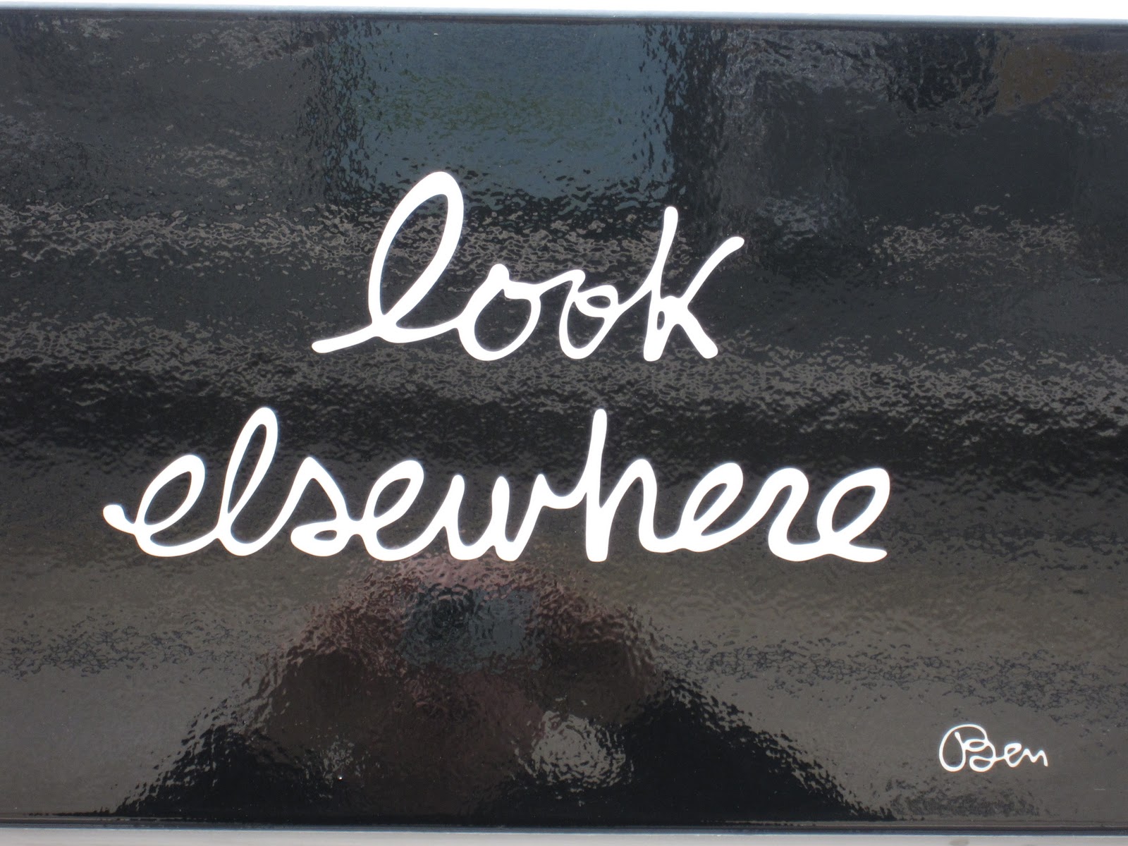 Vu du balcon: Look elsewhere