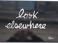 Vu du balcon: Look elsewhere