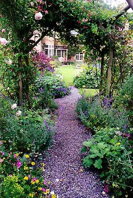 Mrs Peeks Farmhouse: Garden Pathways