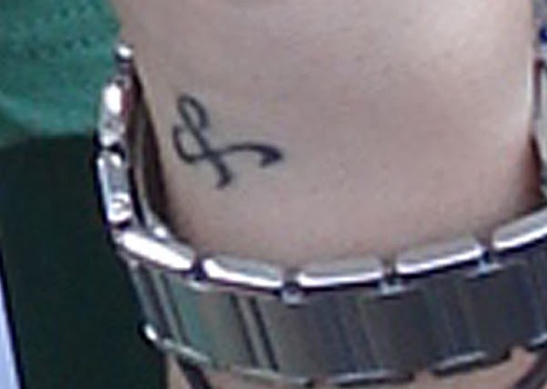 Entre Tantas Besteiras...: Sandy e sua nova tatuagem em homenagem ao irmão