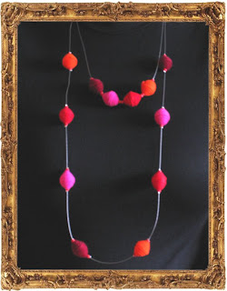 PORQUE SUEÑO...: Collares de bolas de fieltro