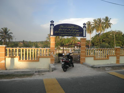 SENI LAMA MELAYU (MALAY OLDEN ART): Makam (Tomb of) Daeng Chelak di (at ...