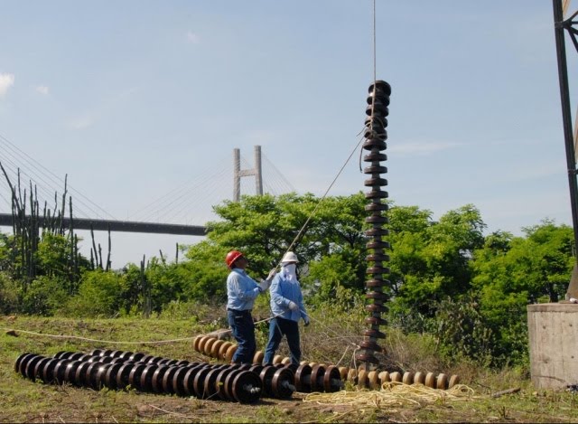 Ingeniería Eléctrica Explicada: Venezuela: EDELCA sustituyó aisladores ...