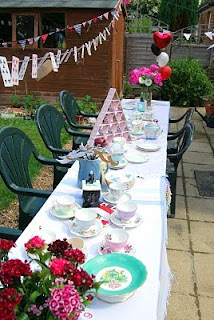 Lizzie Made: Baby - and Big - Buntings...