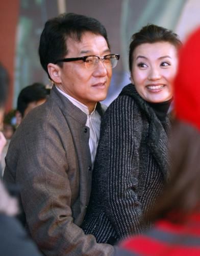 elsa yuen 袁鳳如 名模小魔女與新模搞蕾絲邊露鮑旅拍: 大嘴一出 激起千層浪 成龍力挺菲警內幕利益考量