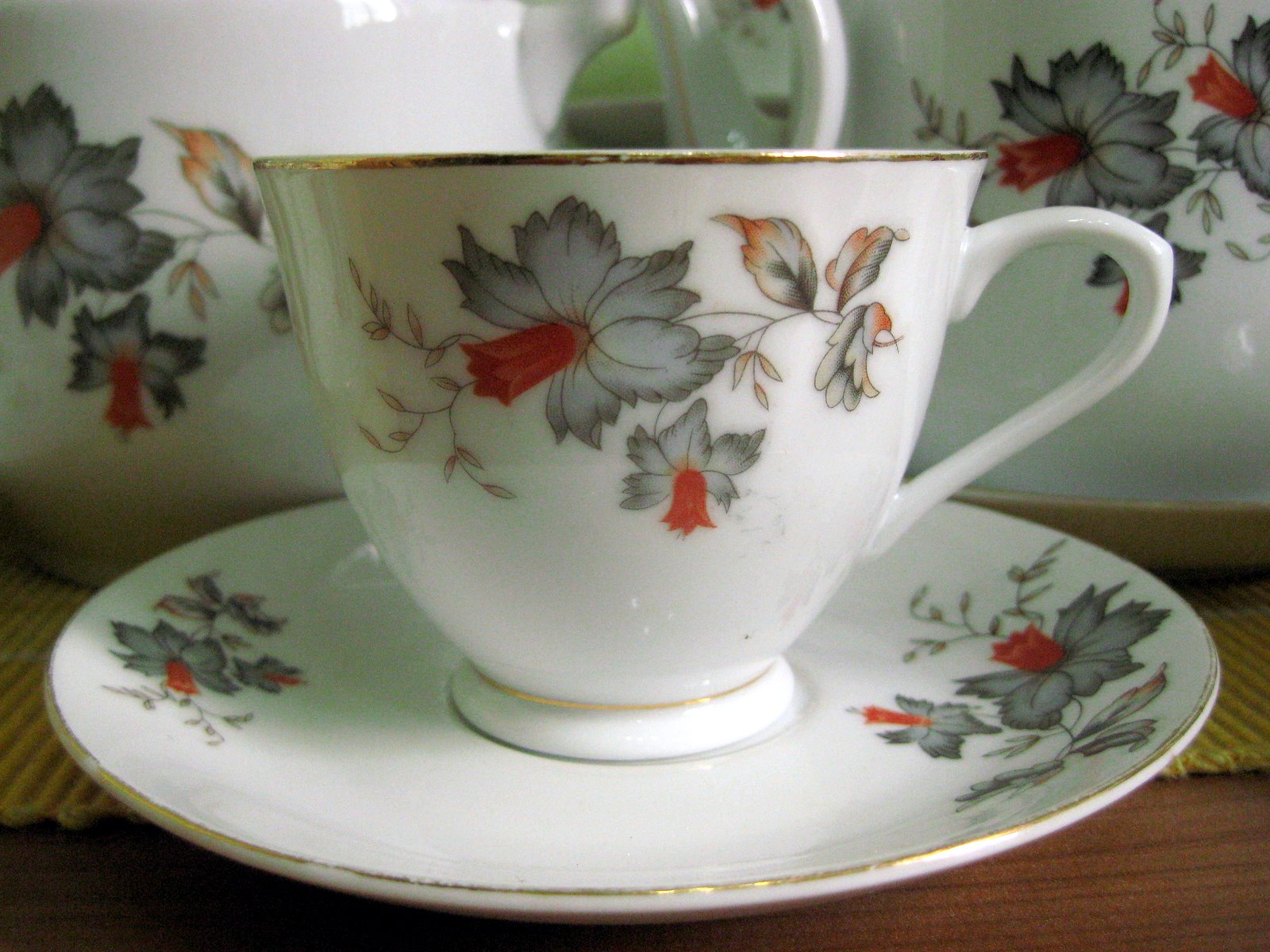 KOLEKSI ANTIK NANNIE: Bentuk cawan bunga terung