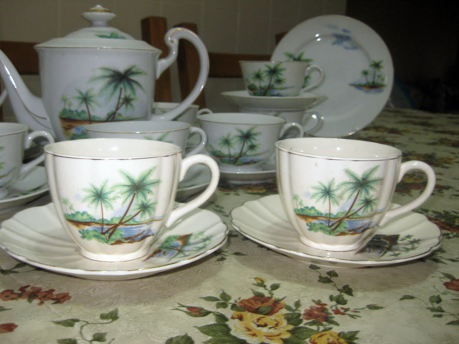 KOLEKSI ANTIK NANNIE: Set cawan kelapa berbiku-biku