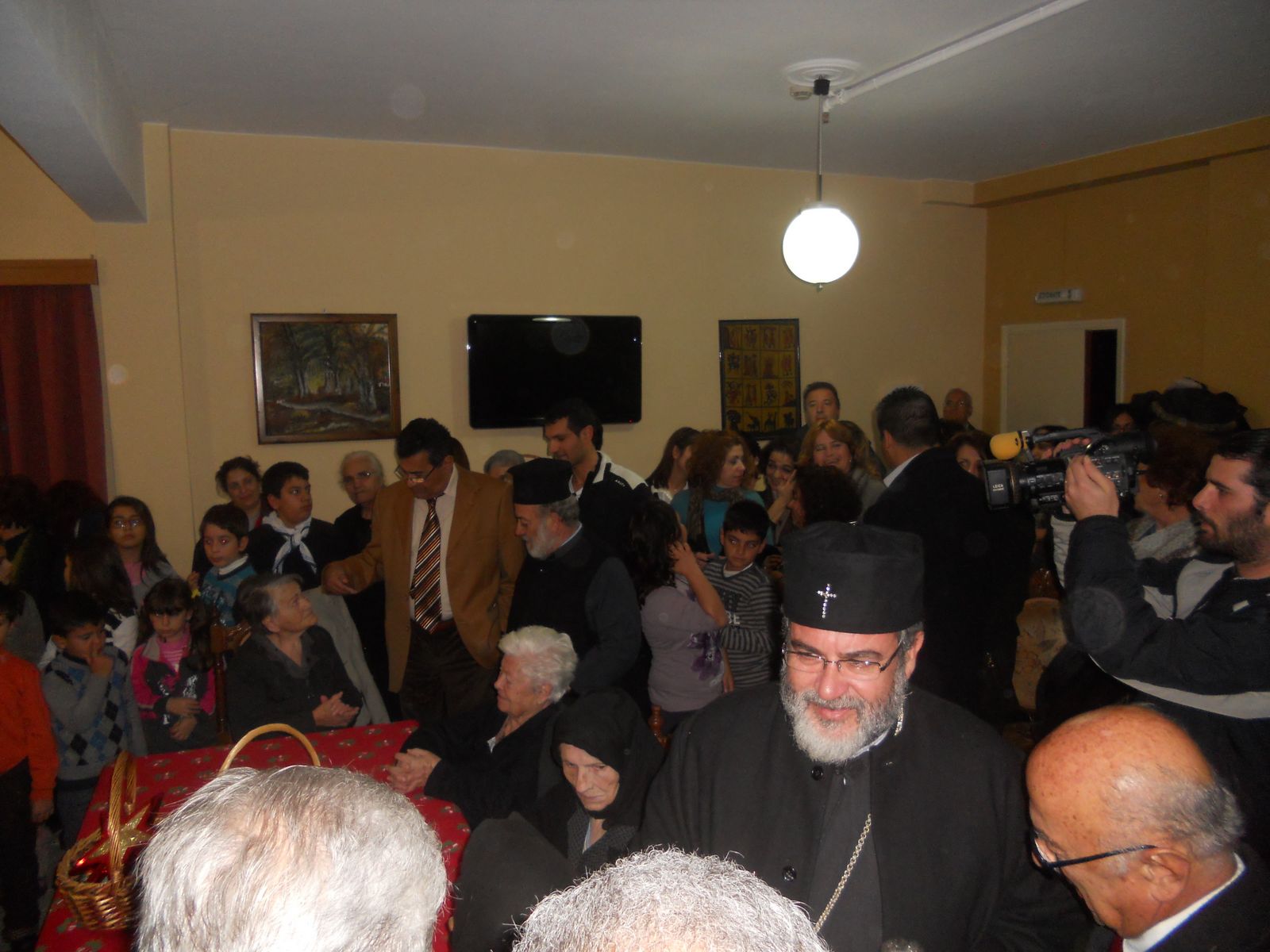 ΑΓΙΟΣ ΑΘΑΝΑΣΙΟΣ ΠΛΑΤΑΝΙΟΥ ΚΩ: ΣΤΟΛΙΣΜΑ ΧΡΙΣΤΟΥΓΕΝΝΙΑΤΙΚΟΥ ΔΕΝΤΡΟΥ ΣΤΟ ...