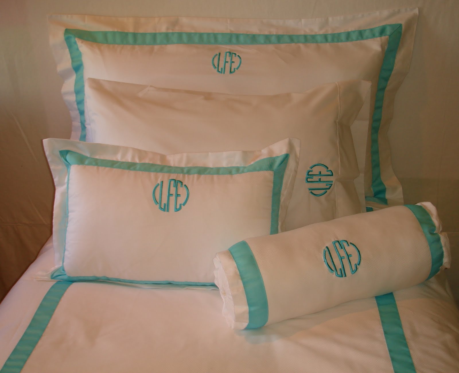Decor 2 Ur Door Monogram Mania Bedding Looks Dorm Room Bedding And