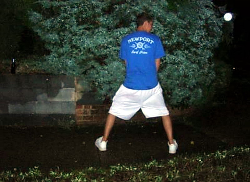 Stramme Jungs: 203 Pee on tree