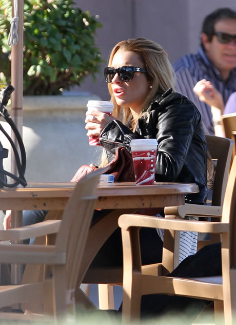 Wallpaper World: Lindsay Lohan Smokes Photos