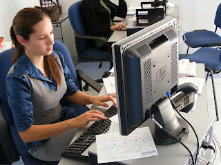 Luhiss: Personas Laborando en el Campus