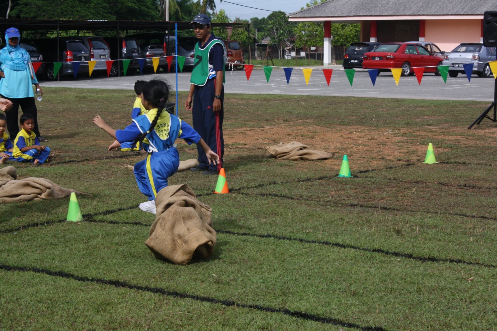 Cek Mek Zue: Acara Lompat Dalam guni or was it lari Dalam guni?