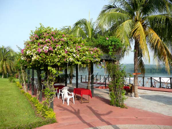 Going Ghana: Afrikiko, Atimpoku, Akosombo, Dam!