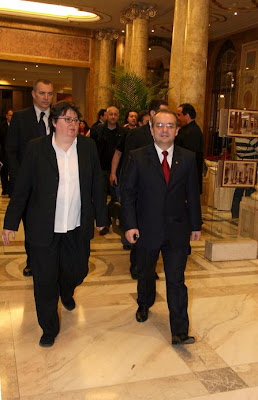 BATAIE DE JOC. Emil Boc, premierul Romaniei, pus pe coltul mesei de ...