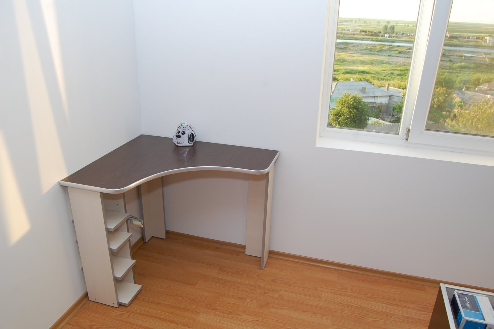 BLOGUL CU MOBILA: Un birou mic, pe coltz