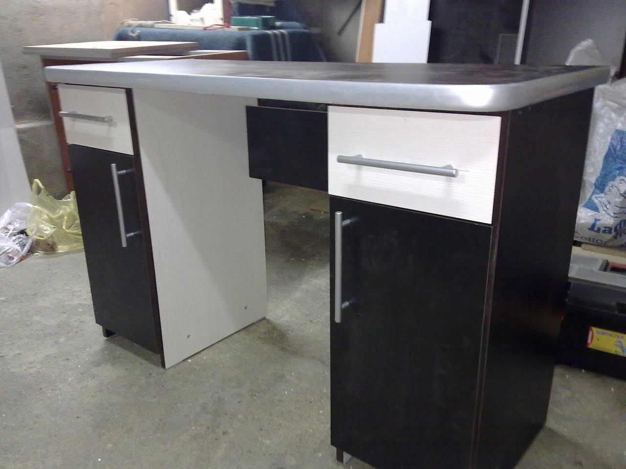 BLOGUL CU MOBILA: Birou mic in 2 culori