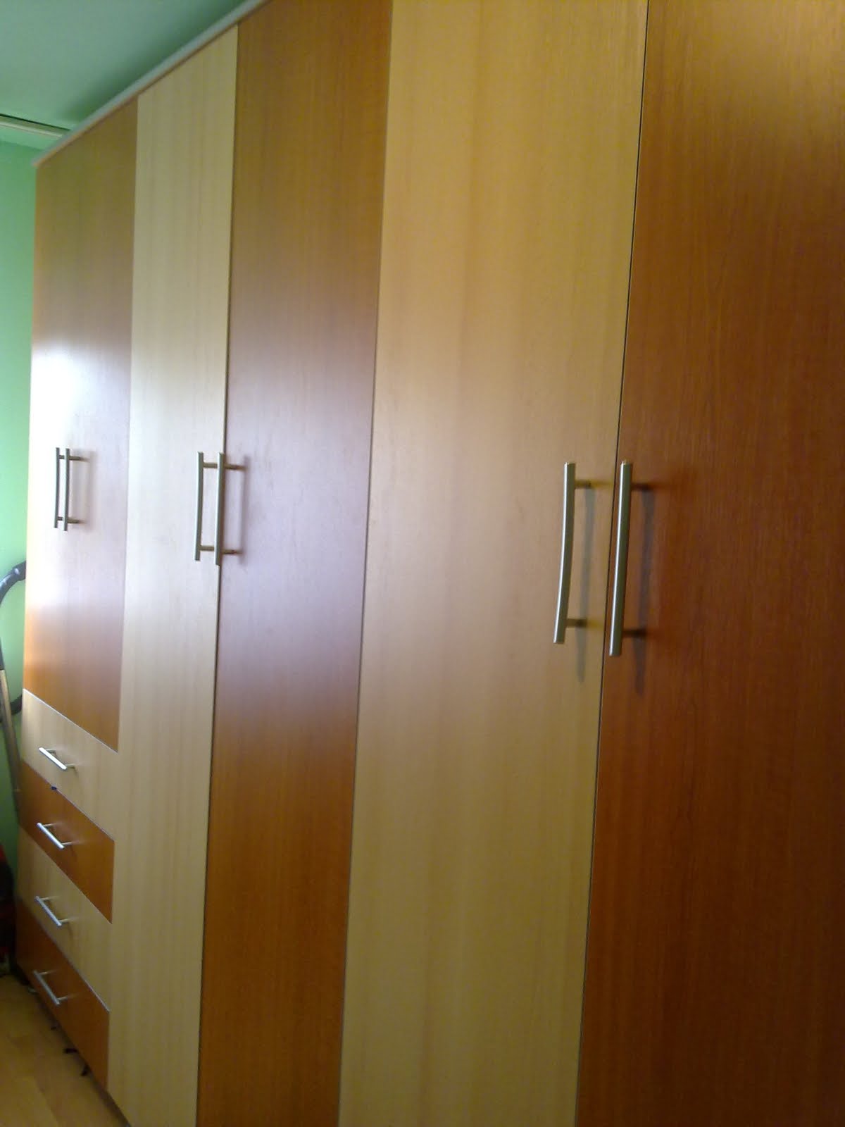 BLOGUL CU MOBILA: Dulap ciocolatiu si rafturi pentru carti