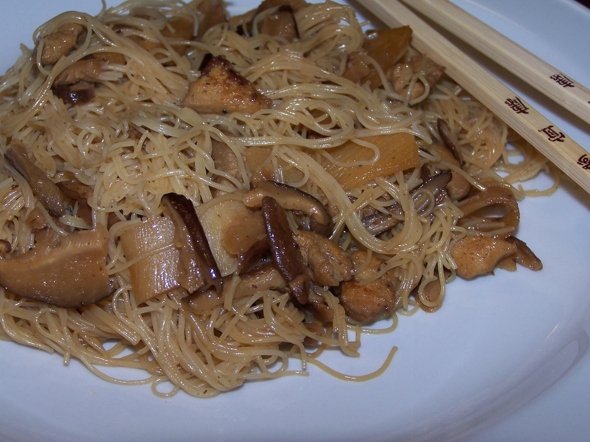 Cocianita: Fideos chinos con pollo, setas y brotes de bambú