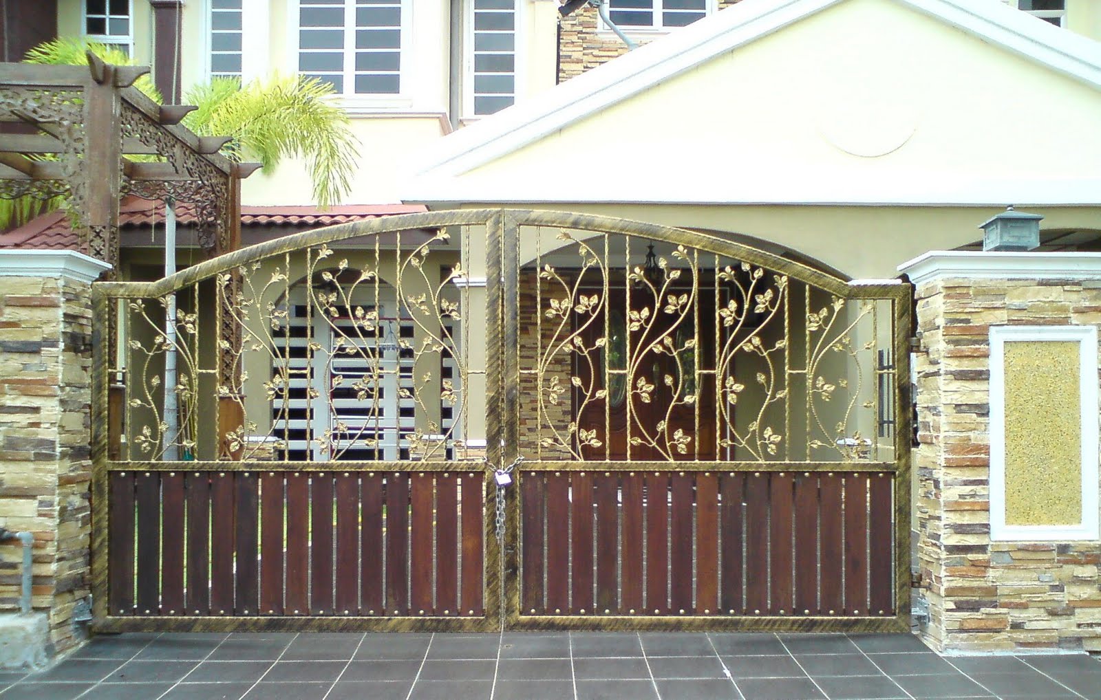 Renovation by CWT: House Gate