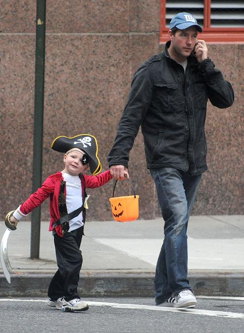 Celibrityz and Their Childs: Edward Burns and Finn Go Trick-or-Treating
