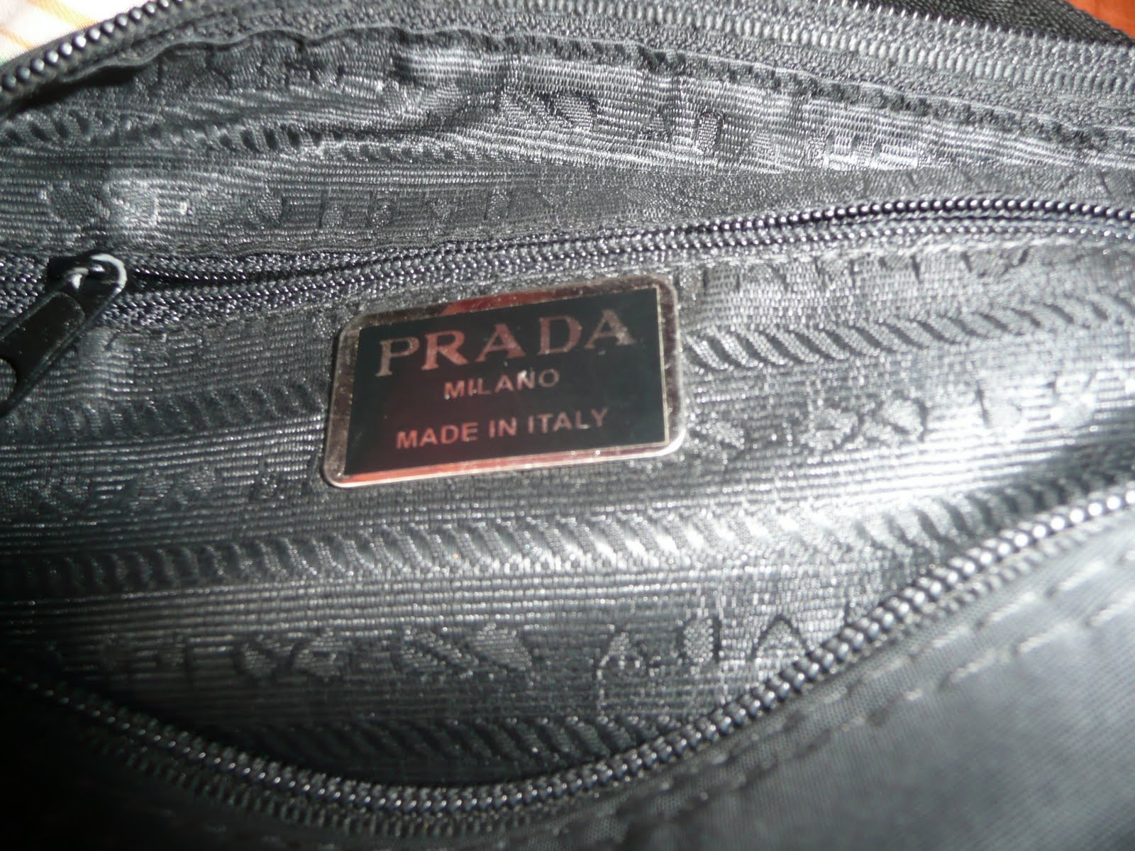 HAINE FAINE RAU DE TOT!!!: geanta PRADA -80lei REDUCERE 50%=40lei