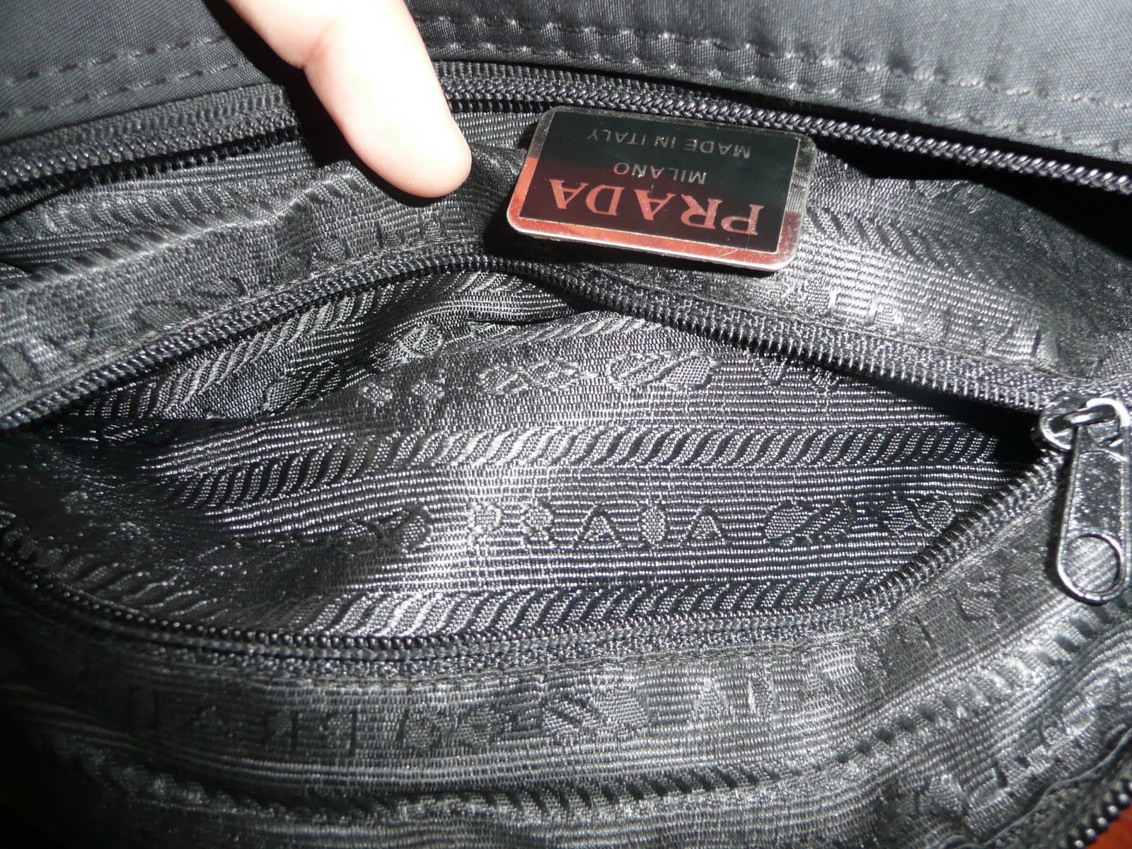 HAINE FAINE RAU DE TOT!!!: geanta PRADA -80lei REDUCERE 50%=40lei