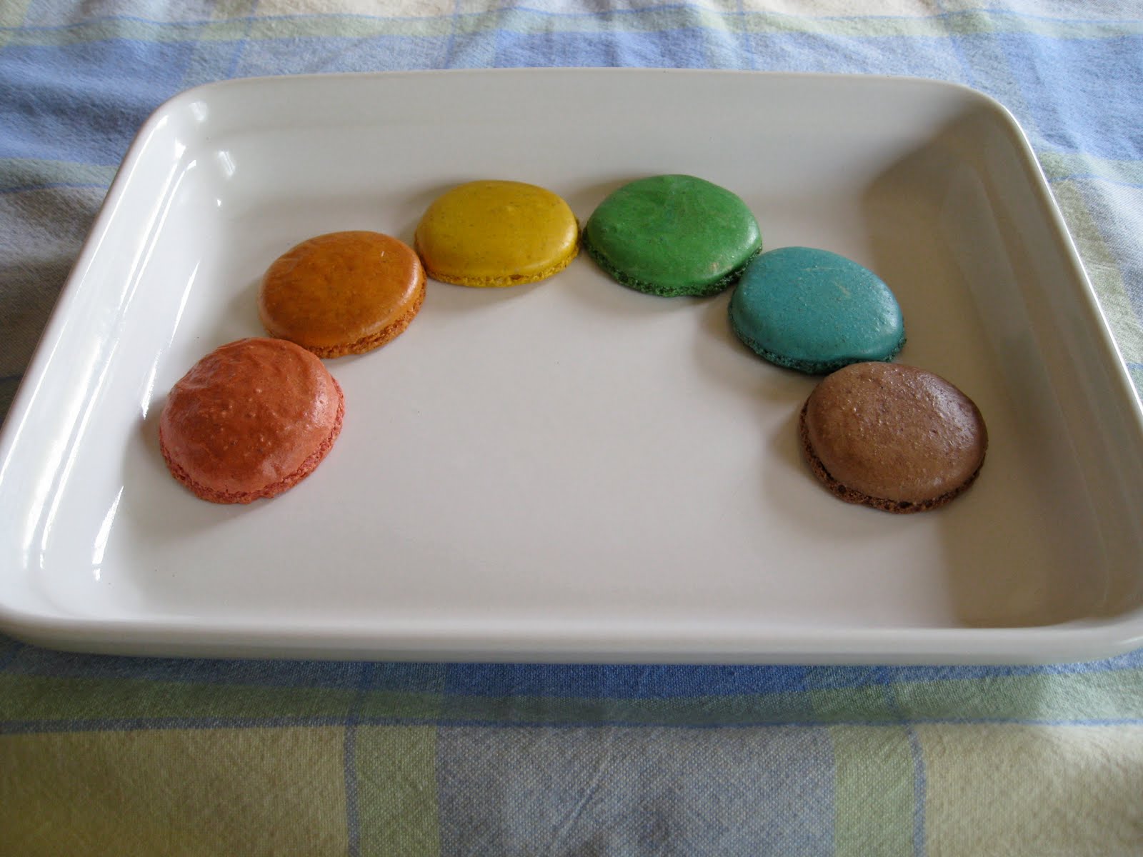 My Munchable Musings: Rachel’s Rainbow: The Attack of the Macarons