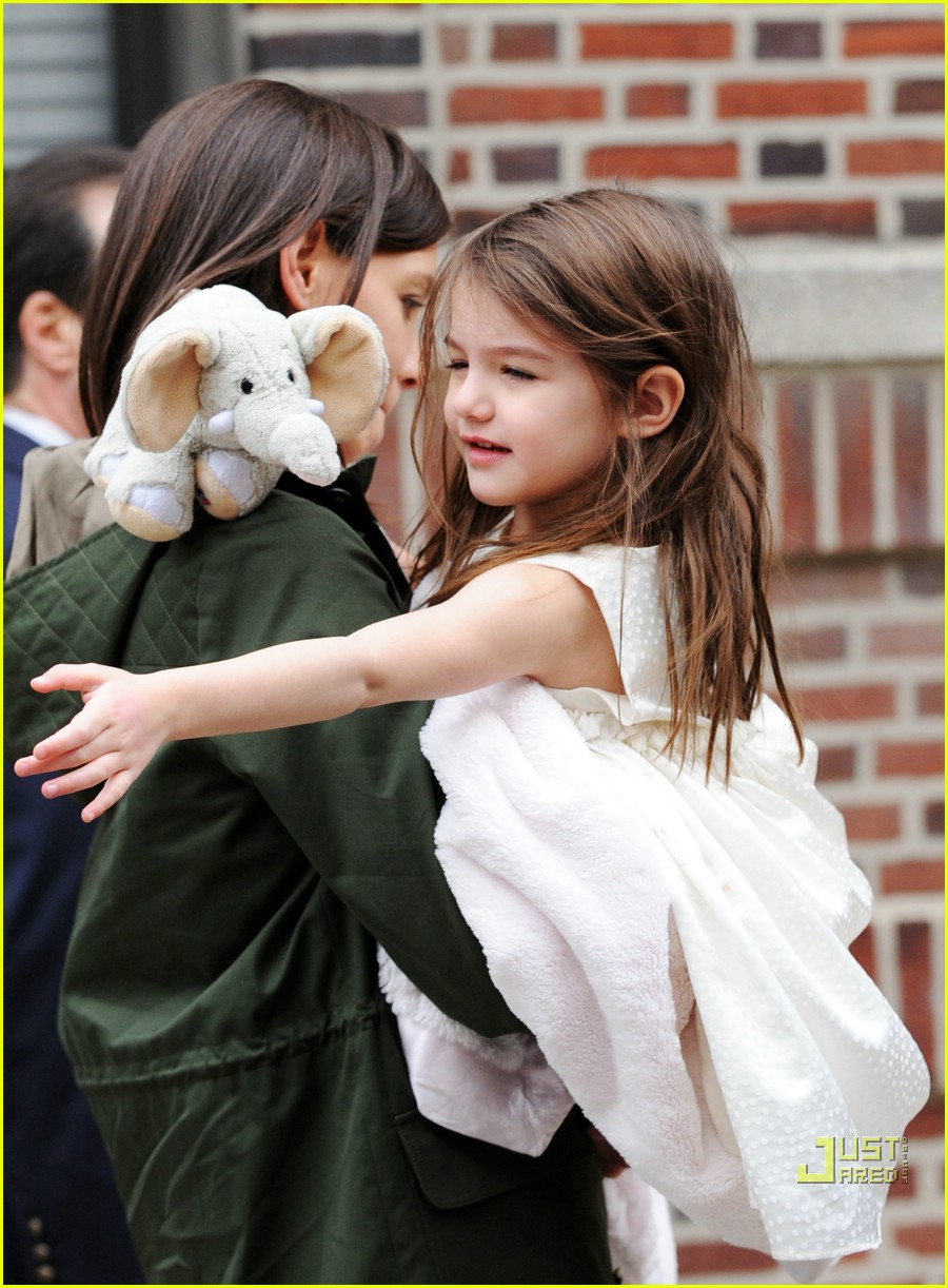 Suri Cruise Pictures Suri At The Sets With Mom Katie