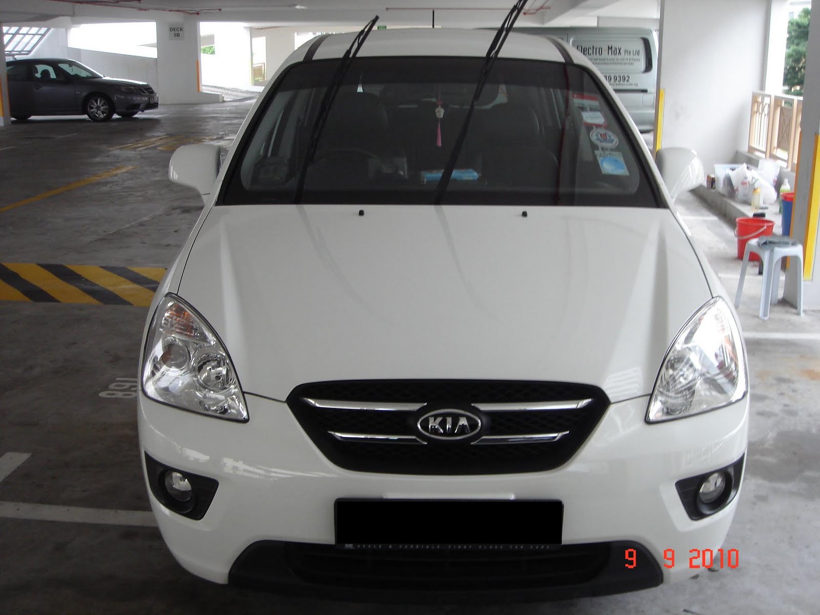 SAYEz Grooming: Car Polish Kia Carens (White) 10/09/2010