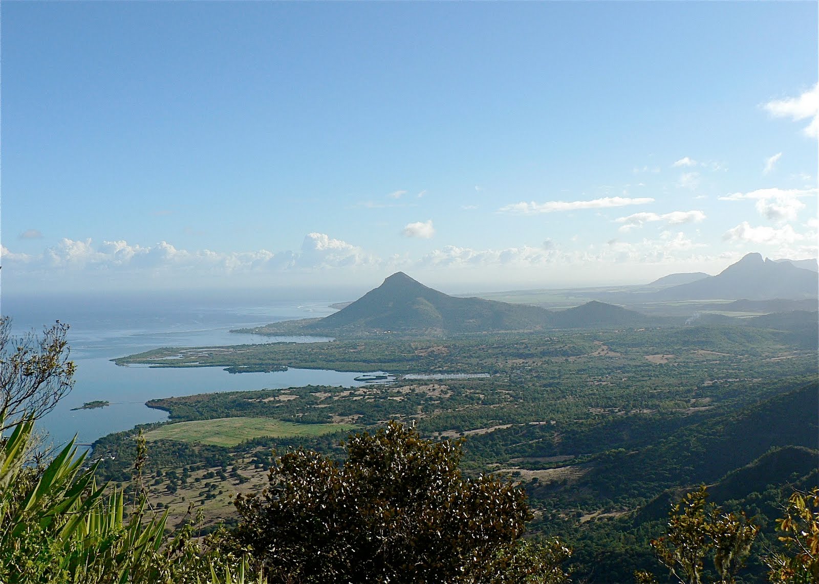 Maurice Pascal et Moi: Piton Canot, sud-ouest de l'Ile Maurice.