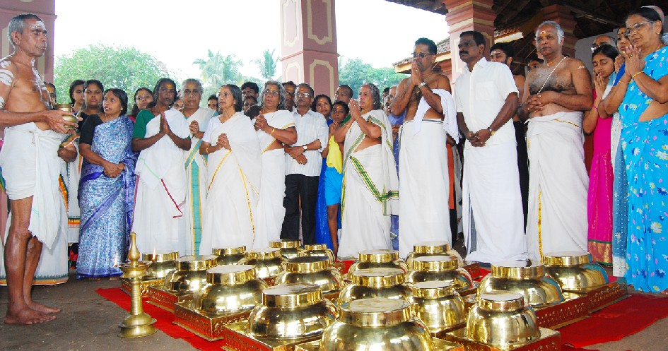 Ramesh Menon's Clicks and Writes: Urakam Ammathiruvadi Temple - Photos ...