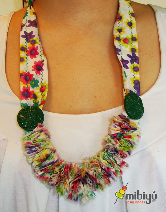 Collares con flores de tela - Imagui