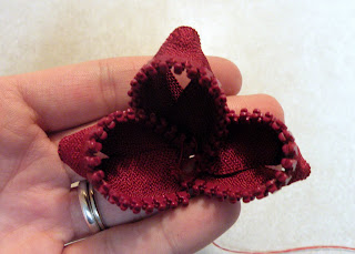 Pieces of me: 2 Zipper Flowers - Tutorial