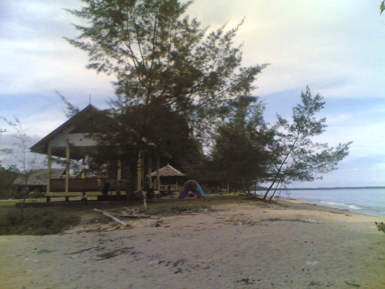 Wisata Alam Pantai Batu Berdaun – DaboSingkep.Com