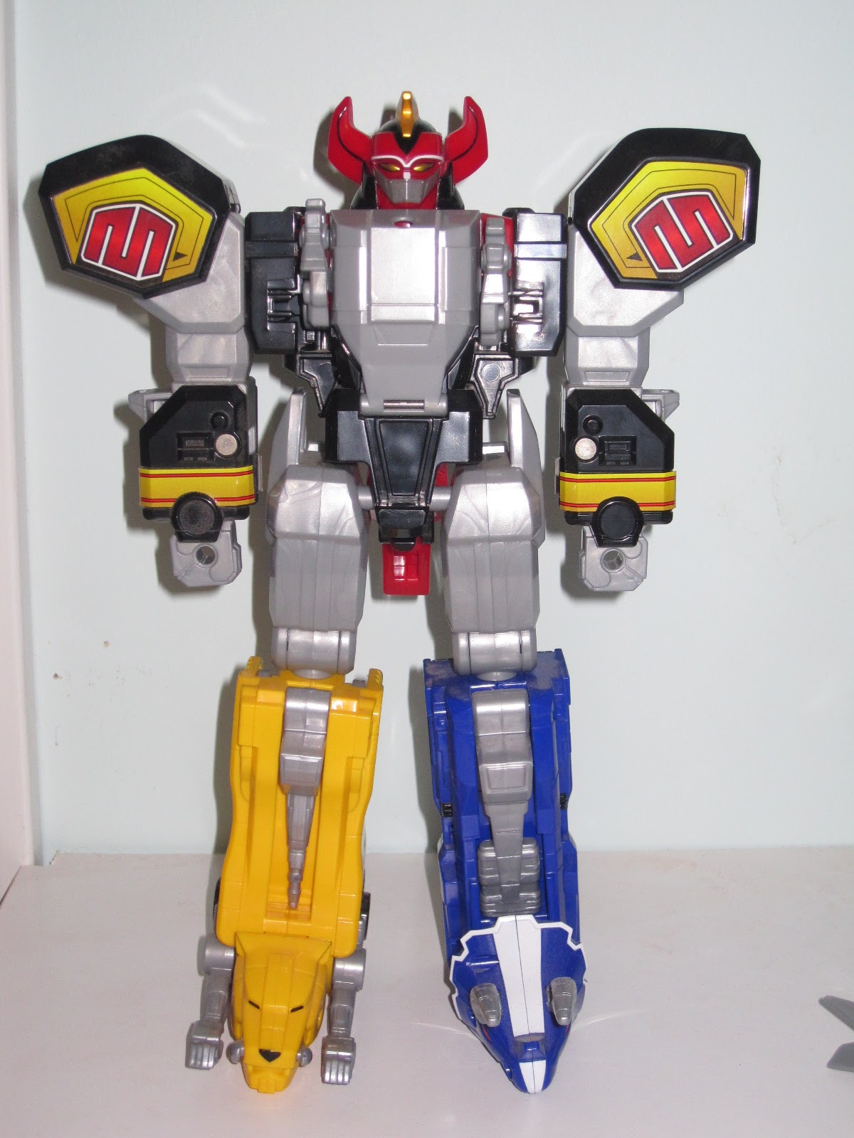 Getter Newtype Reviews: Mighty Morphin' Power Rangers Megazord (2010)