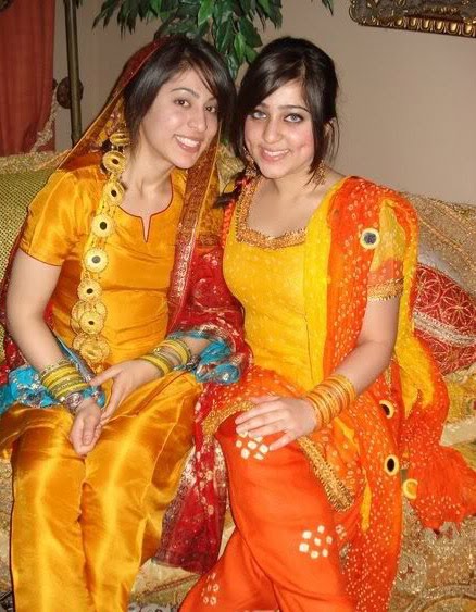 Cute Pakistani Girls: UET Taxila Student on her Menhdi