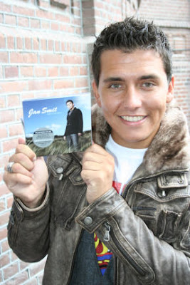 Nederlands Persfotobureau: ZANGER LEGT SUPERFAN VUUR AAN DE SCHENEN