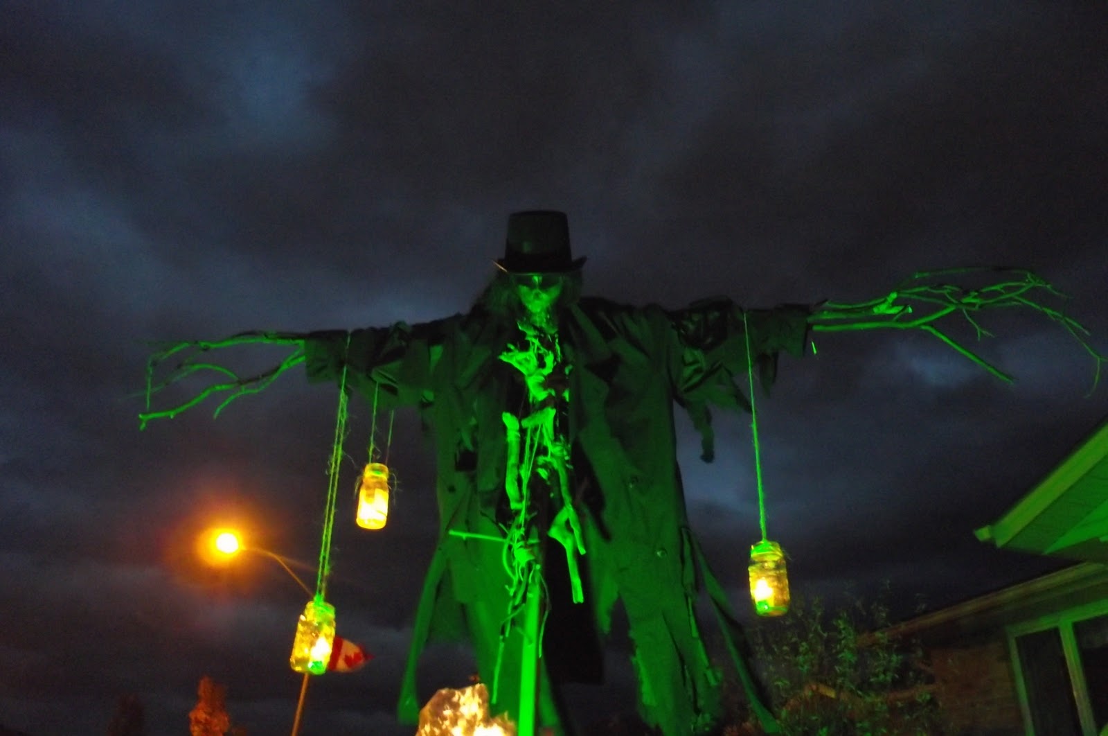 The Deadwood Cemetery: More cool scarecrows