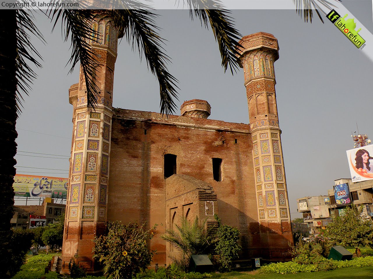 Mad's World: Chauburji Lahore