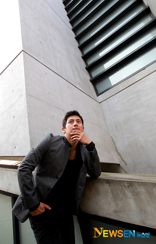 Ko Soo 고수: Ko Soo in "Headlines"