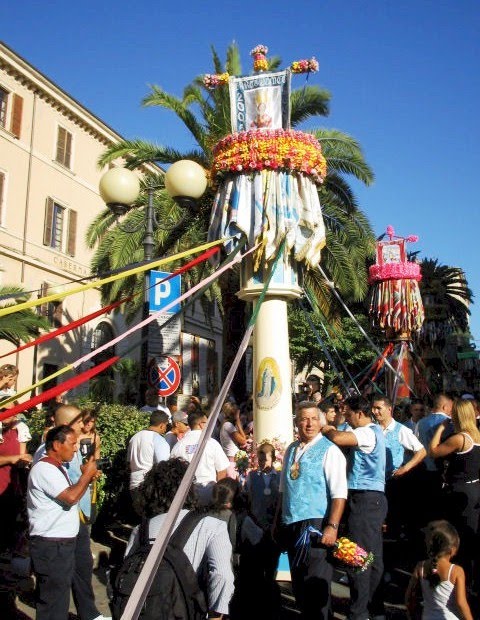 AmicoMario: LA " FESTHA MANNA " DI SASSARI: LA SFILATA DEI CANDELIERI ( FARADDA DI LI CANDARERI ).