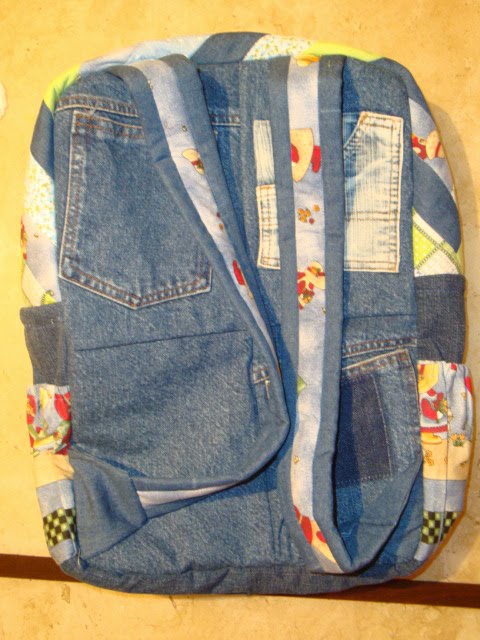 BELA ARTE POR ADRIANA ARENA: Mochila em Patchwork