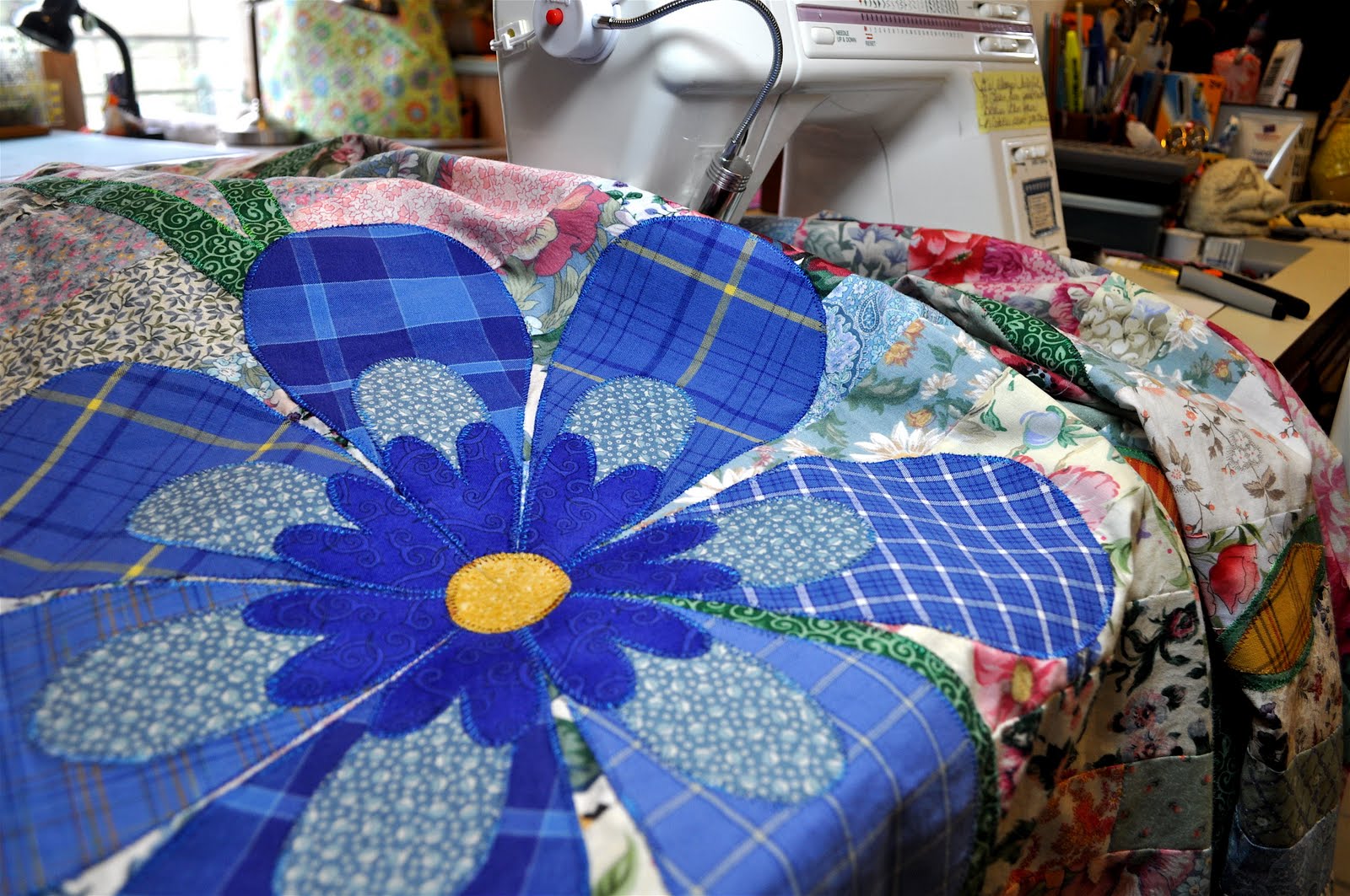 LuAnn Kessi: Raffle Quilt.... Stitching Applique