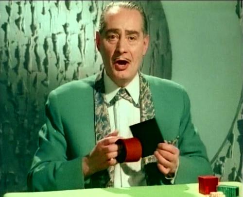 latin.ops: „Figyeljék a kezemet, mert csalok!”