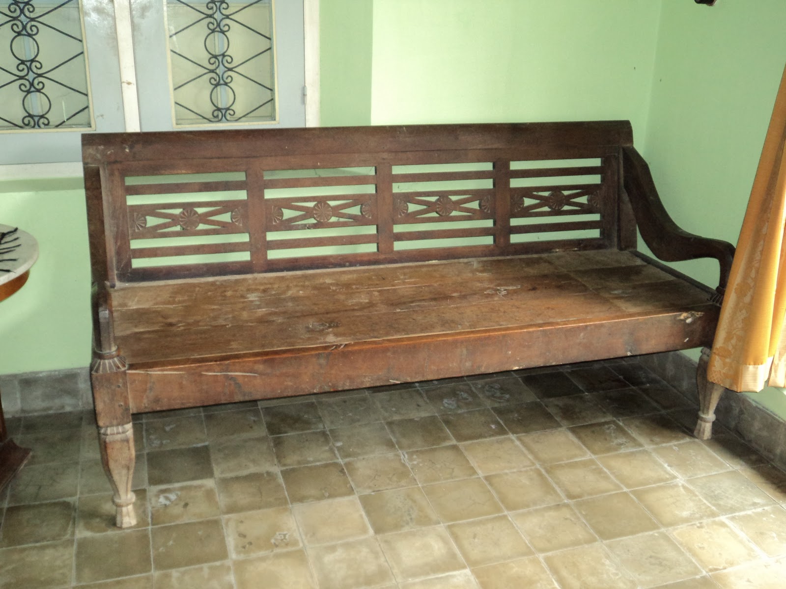 Mebel Antik: Aneka barang-barang lama/primitive