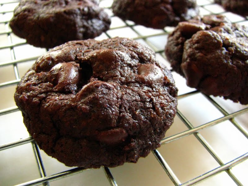 CakeWalk: A Vegan Return: Chocolate Mint Cookies (and A Giveaway!)