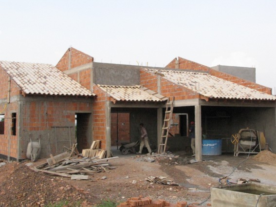 Construindo Nossa Casa: Telhado e reboco!