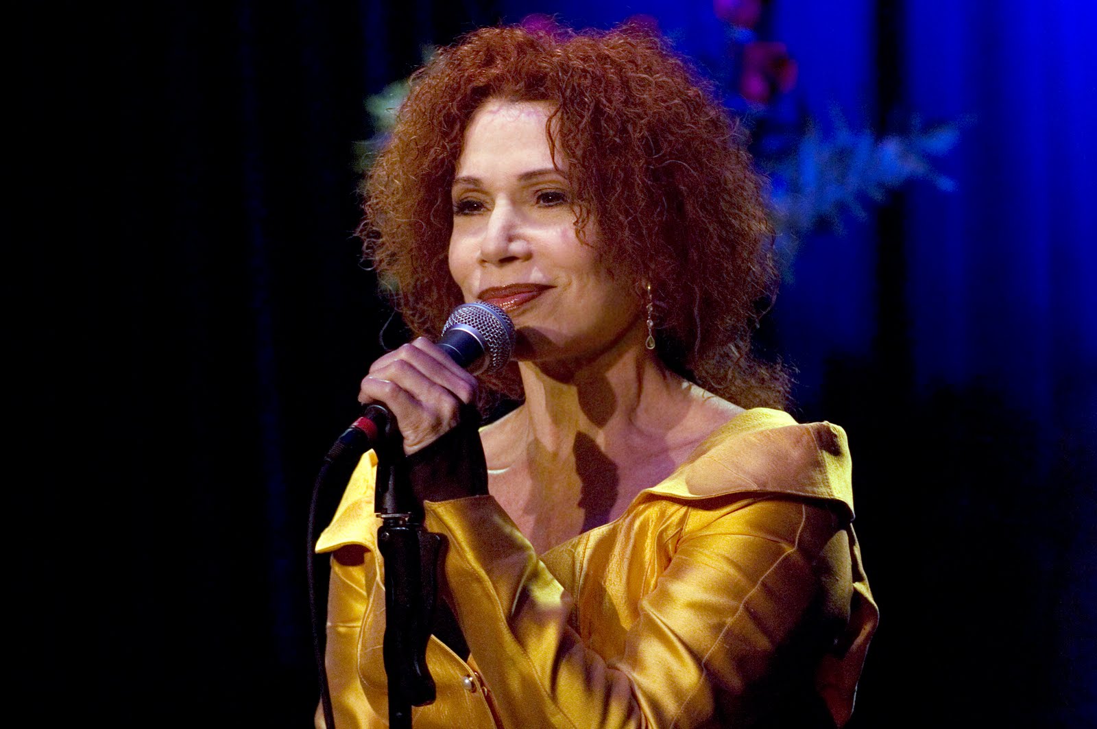 LEE HARTGRAVE REVIEWS: METROPOLIS COURIER NEWS -- JULIA MIGENES ...